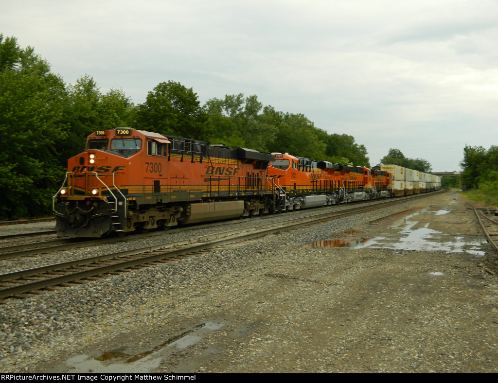 BNSF 7300 WITH 2 NEW C4s!!!!